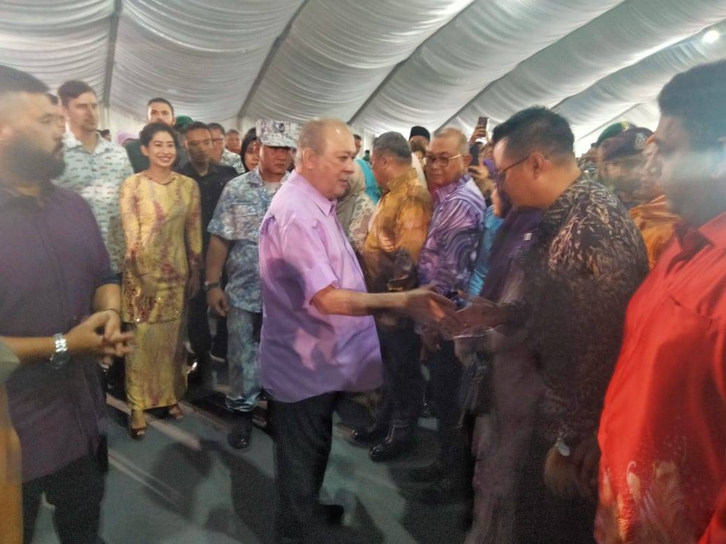 Hujan tak halang rakyat sambut Sultan Johor rai Jamuan Teh di Pontian ...