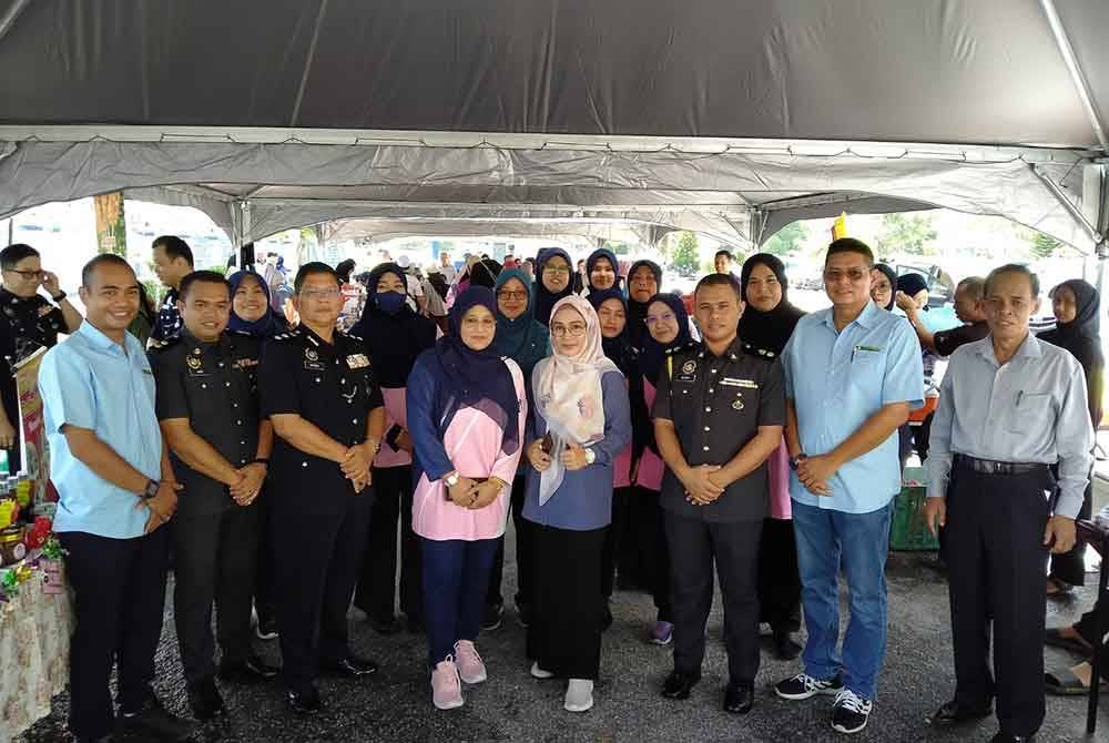 Orang ramai serbu Jualan Rahmah dalam balai polis - Sinar Harian