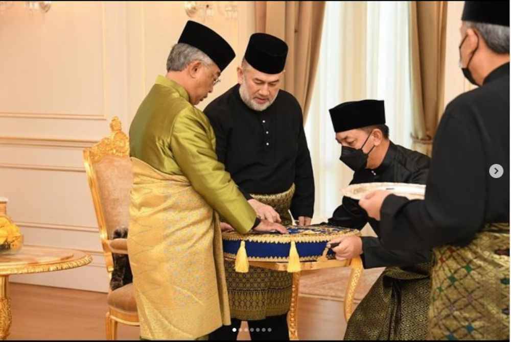 Sultan Kelantan berkenan mewasalkan darjah kebesaran tertinggi kepada ...