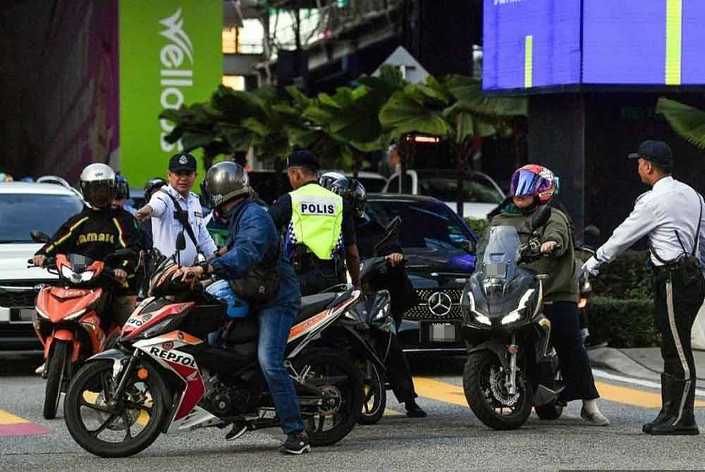 Anggota trafik ditempatkan di lokasi kemalangan, kesesakan - JSPT ...