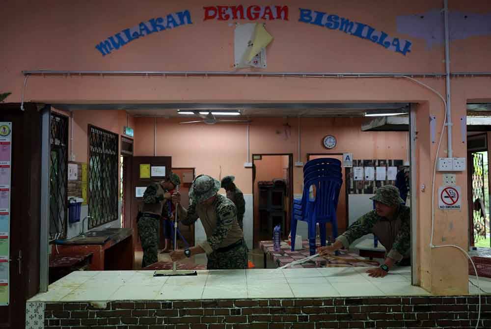 ATM bantu bersih sekolah terjejas banjir - Sinar Harian