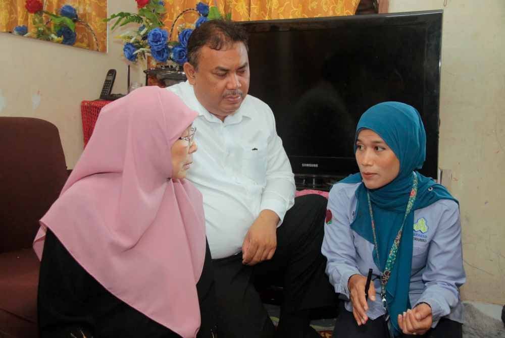 Wan Azizah sampaikan sumbangan kepada keluarga mangsa letupan bunga api ...