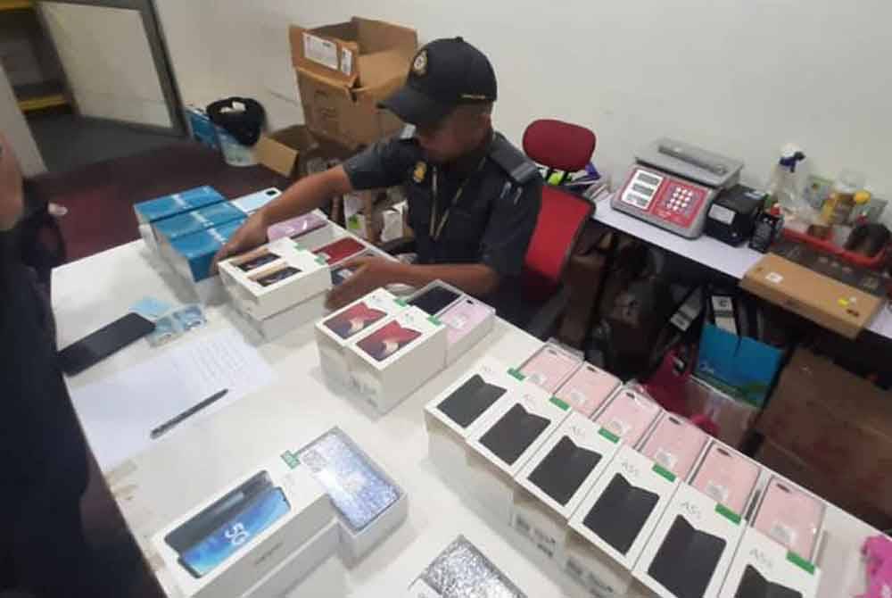 KPDN Pulau Pinang rampas telefon bimbit tiruan bernilai RM15,523 ...