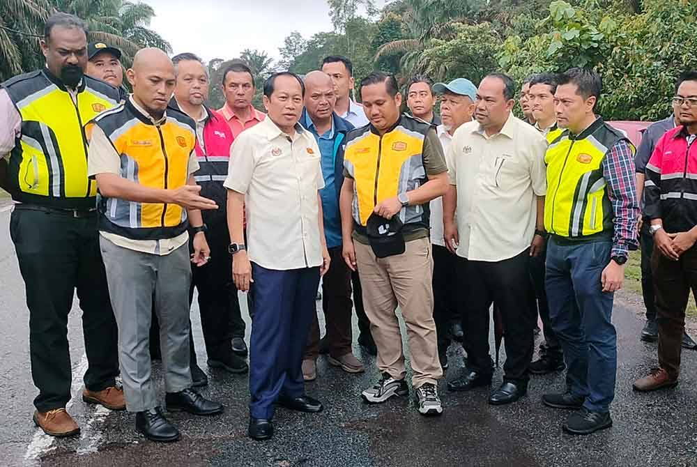 [VIDEO] Banjir Johor : RM30juta diperlukan baiki 37 jalan rosak, cerun ...