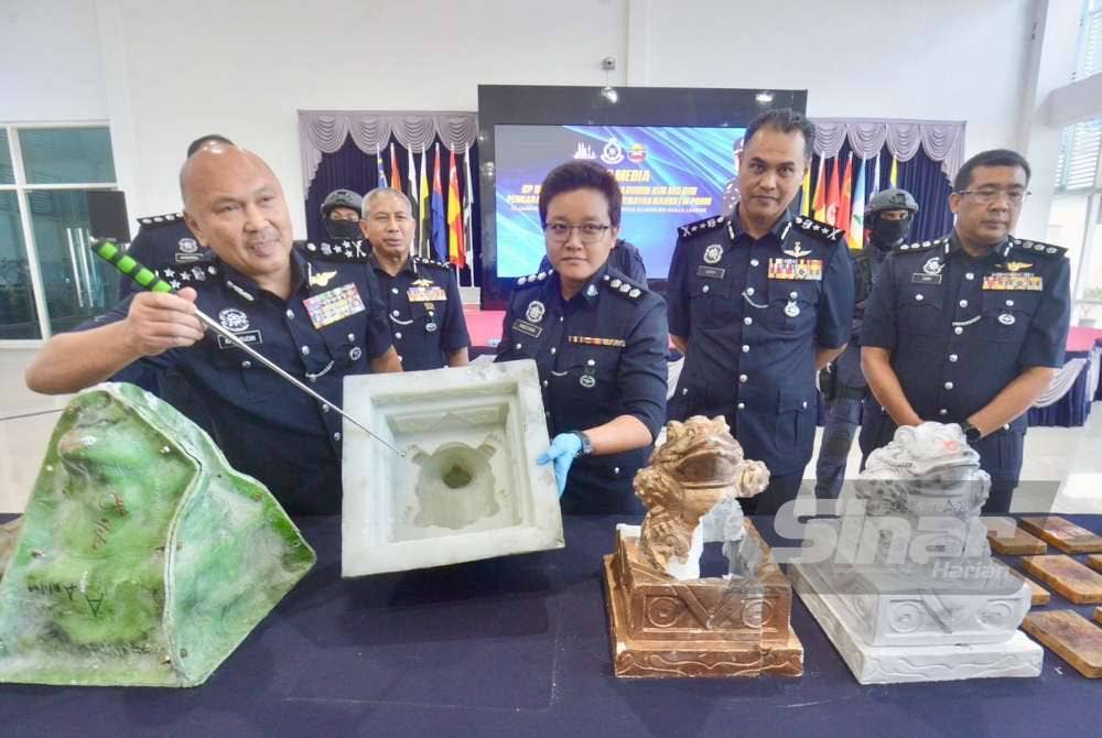 Polis tumpaskan sindiket seludup heroin guna patung seni katak - Sinar ...
