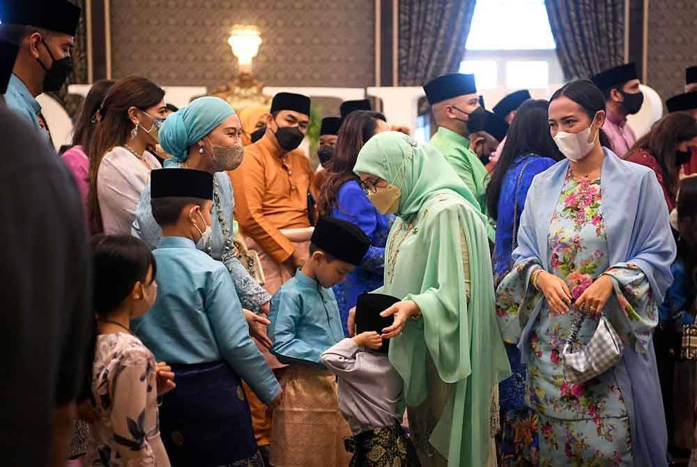 Raya mengejut, Tunku Azizah 'bersengkang mata' masak juadah - Sinar Harian
