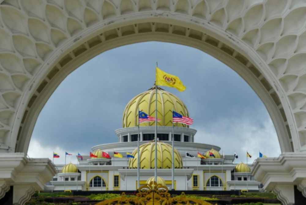 Setia kepada raja dan negara - Sinar Harian