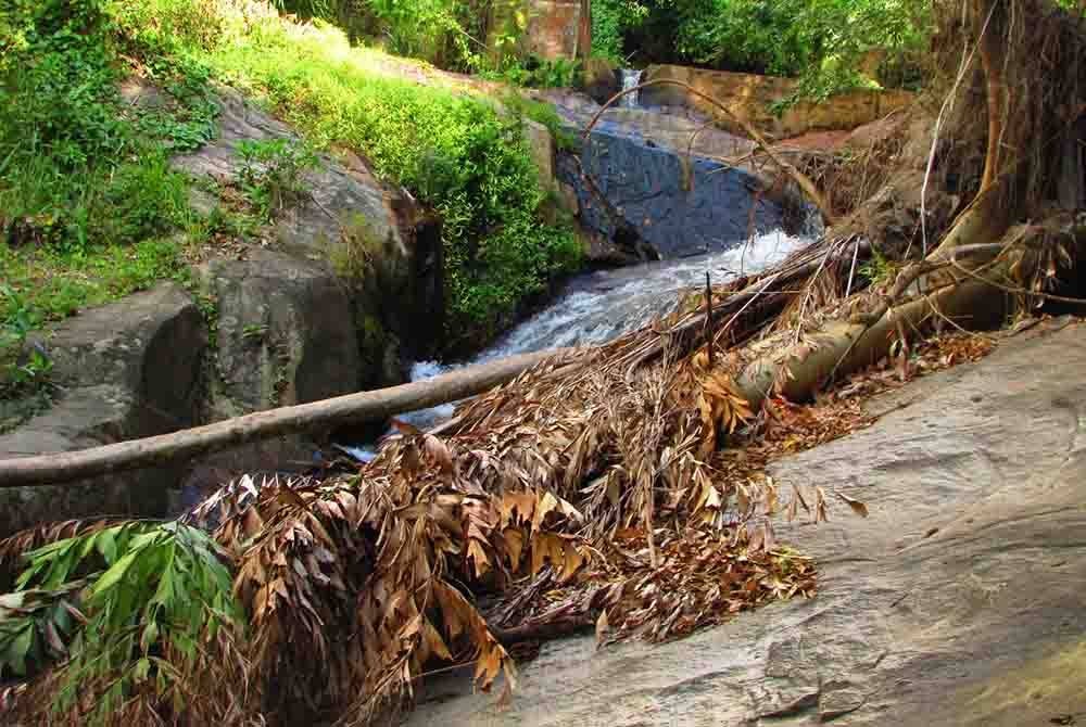 Air Terjun Bayan Lepas dipenuhi sampah - Sinar Harian