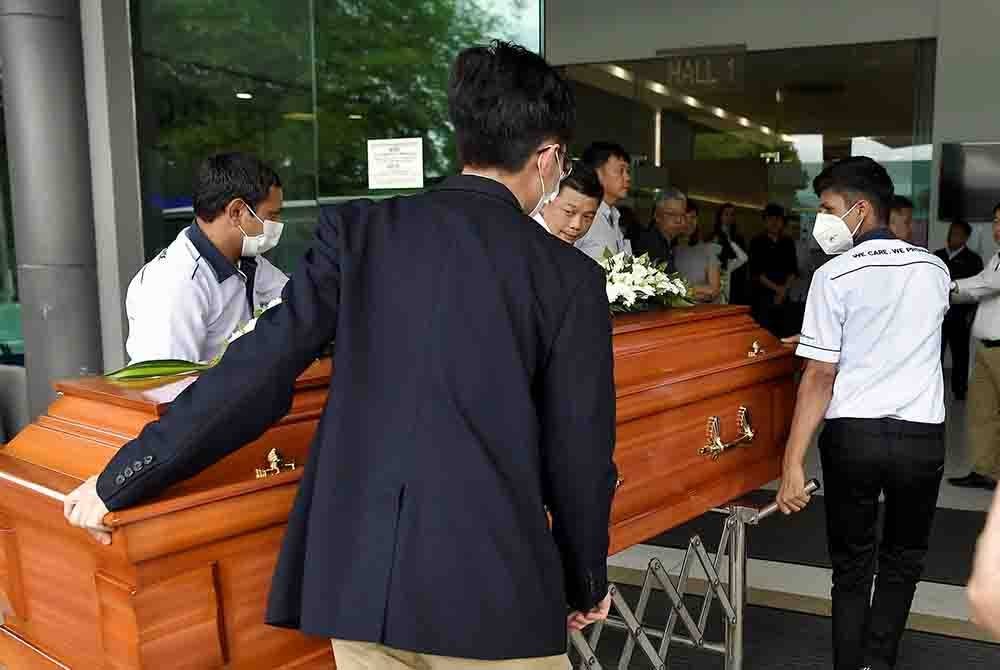 Pesawat terhempas: Suasana suram di upacara persemadian Daniel Yee ...