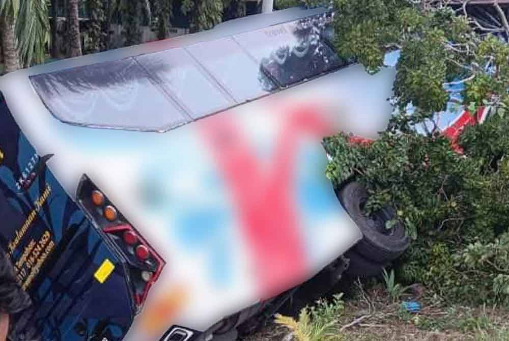 Dua parah, bas ekspres bawa 20 penumpang terbabas dalam parit - Sinar ...
