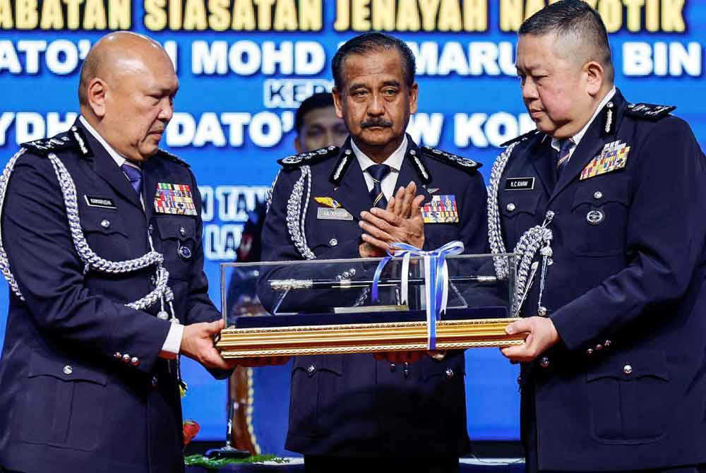 Che'gu Bard disiasat isu kenderaan kurniaan agong kepada PM - Sinar Harian