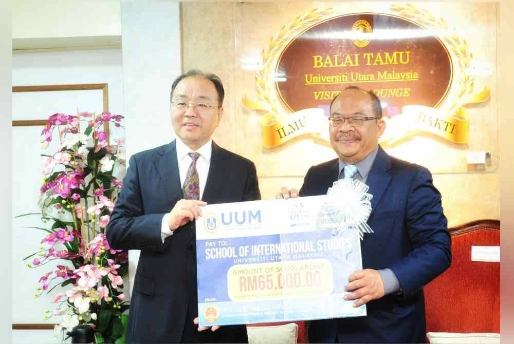 Duta besar China sumbang RM65,000 biasiswa kepada pelajar UUM - Sinar ...