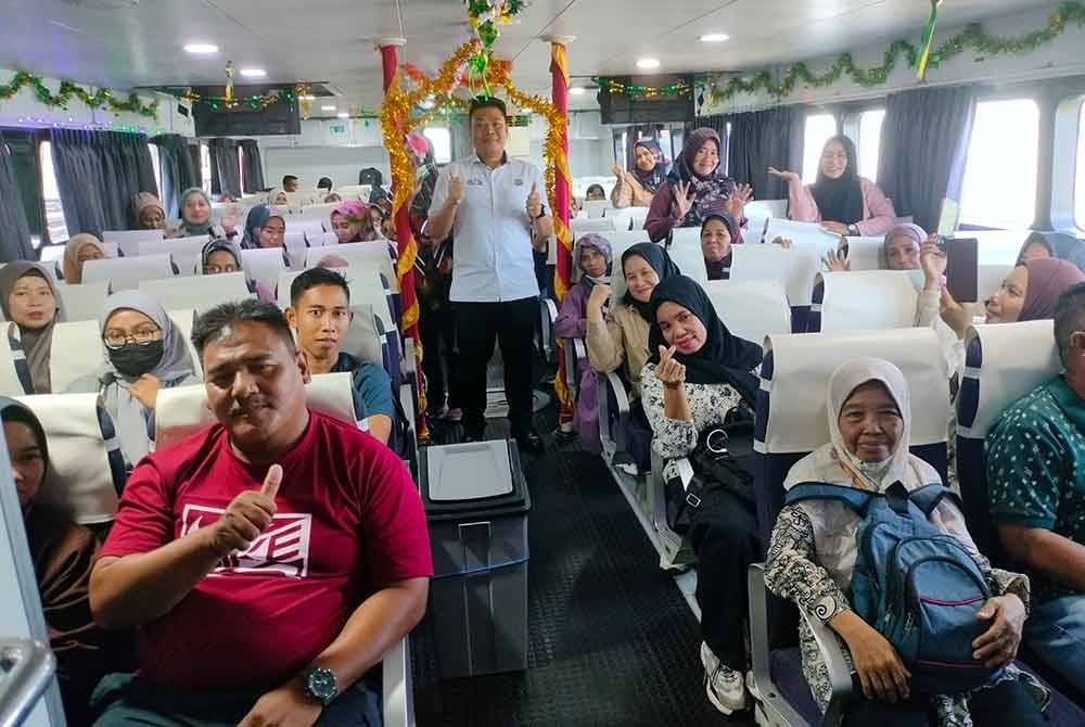 Terminal Feri Kukup jadi tumpuan warga Indonesia pulang beraya - Sinar ...