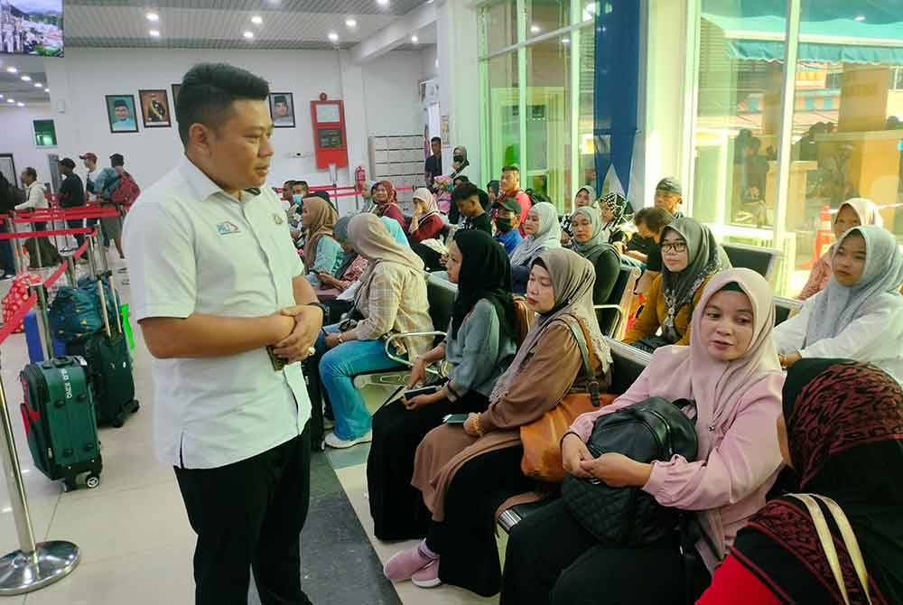 Terminal Feri Kukup jadi tumpuan warga Indonesia pulang beraya - Sinar ...