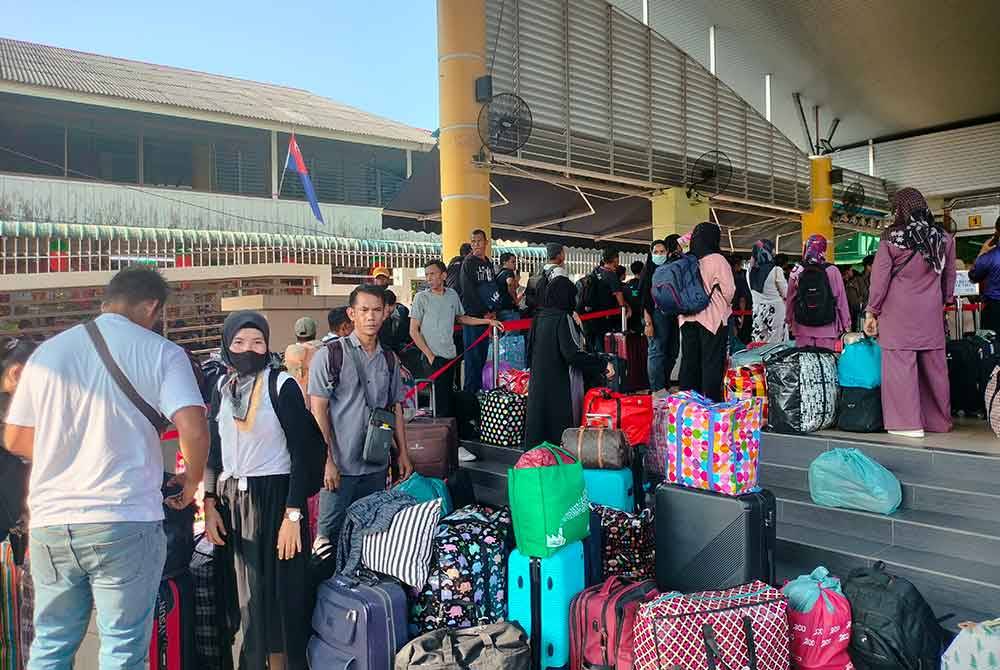 Terminal Feri Kukup jadi tumpuan warga Indonesia pulang beraya - Sinar ...