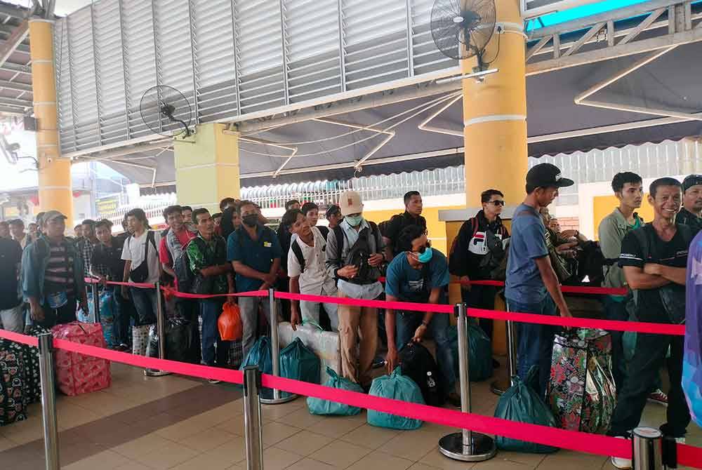 Terminal Feri Kukup jadi tumpuan warga Indonesia pulang beraya - Sinar ...