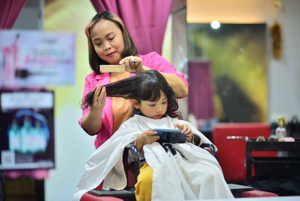Kedai gunting rambut sedia 'diserbu' malam raya - Sinar Harian