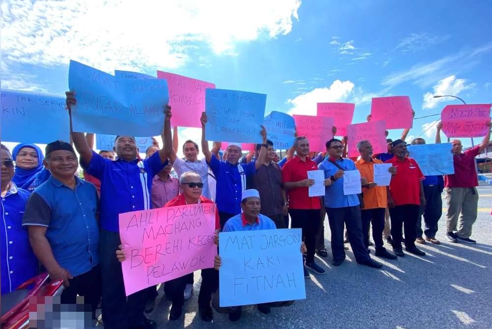 [VIDEO] BN-PH Machang buat laporan polis ke atas Wan Ahmad Fayhsal ...