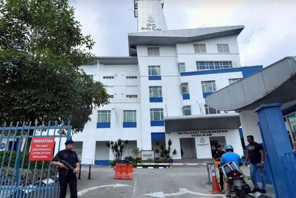 Pagar balai polis tidak ditutup sepenuhnya, rakyat masih boleh buat ...