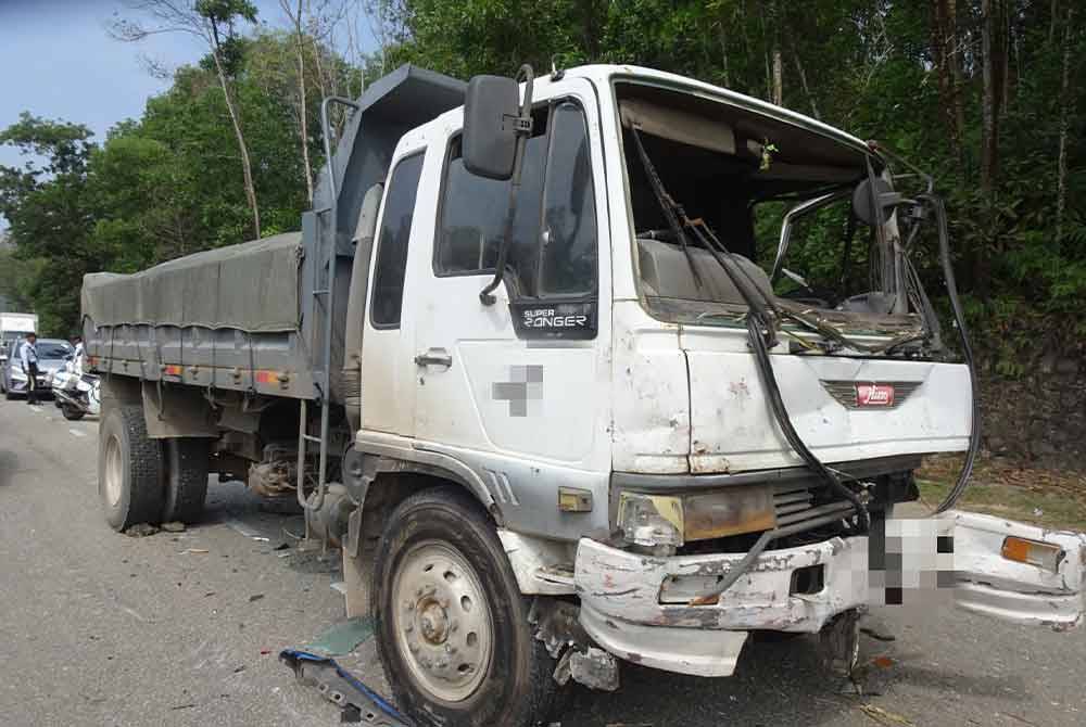 Nahas 10 kenderaan, lori muatan batu hilang kawalan - Sinar Harian