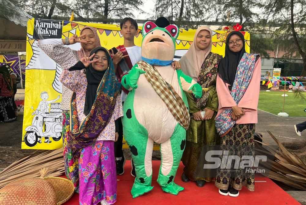 Guna maskot katak tarik pelanggan beli jualan - Sinar Harian
