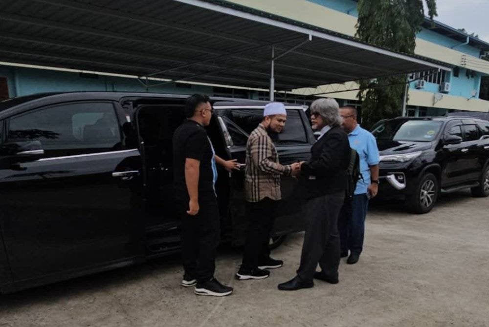 Pengadu mengaku hantar gambar kepada Ebit Lew - Sinar Harian