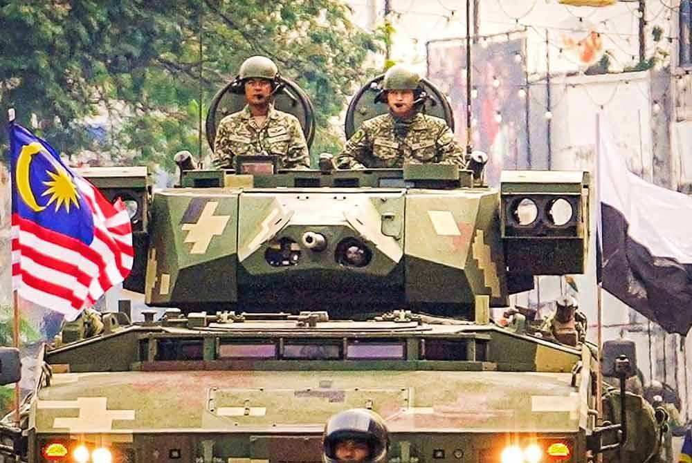 Tengku Panglima Perang curi tumpuan sertai perarakan kenderaan perisai ...