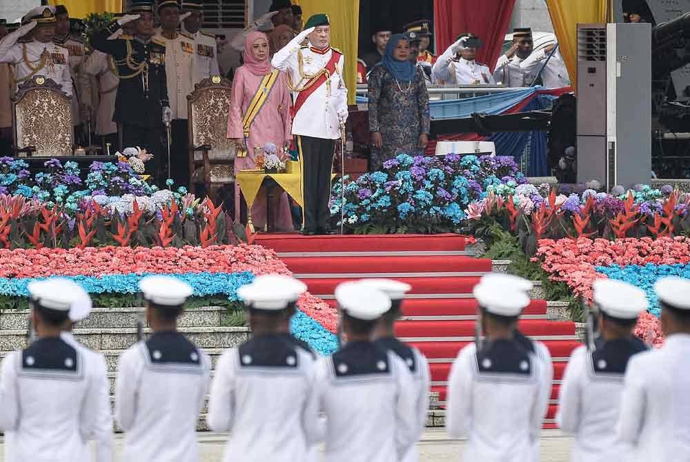 Agong, Raja Permaisuri berangkat ke Istiadat panji-panji - Sinar Harian