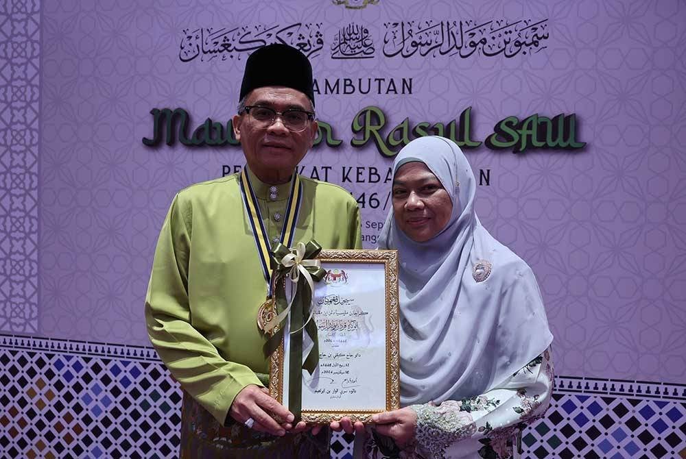 Mufti Sarawak terima anugerah Perdana Maulidur Rasul 2024 - Sinar Harian