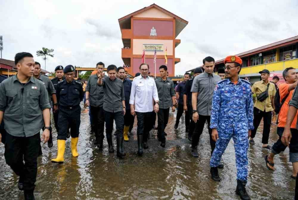 Anwar Ibrahim lawat mangsa banjir di Kedah - Sinar Harian