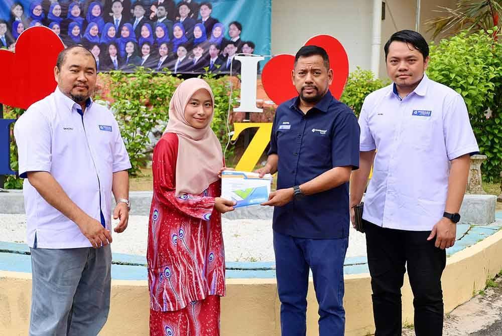YBR salur bantuan RM3,000 kepada pelajar yatim piatu - Sinar Harian