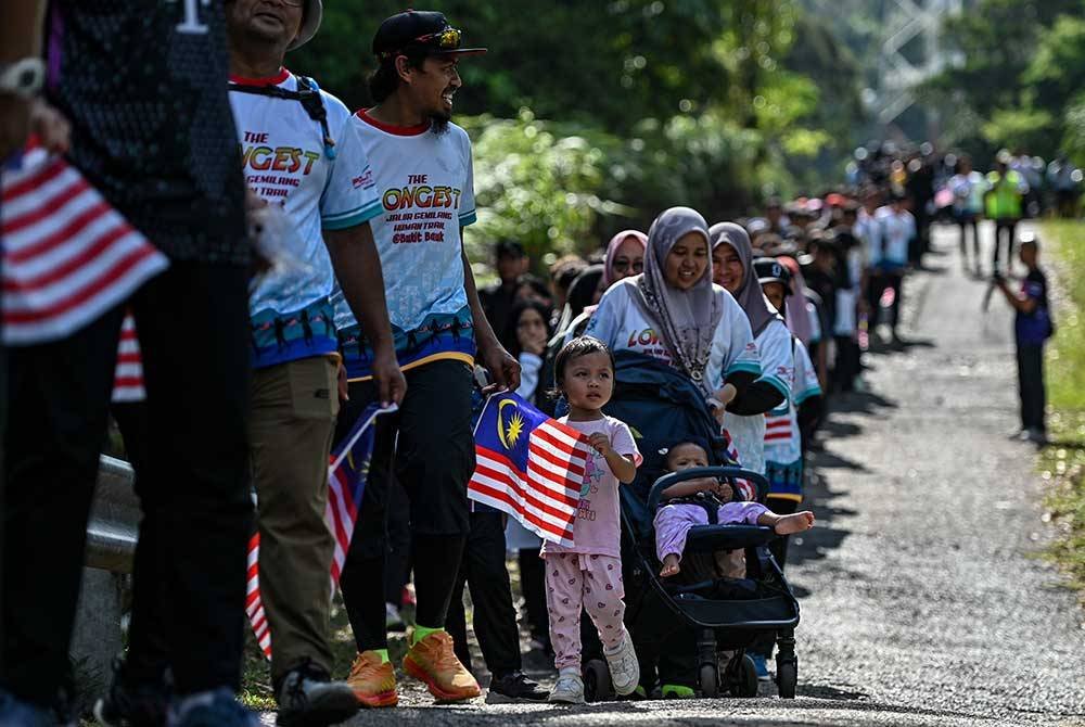 Formasi Jalur Gemilang 2,222 kilometer - Sinar Harian