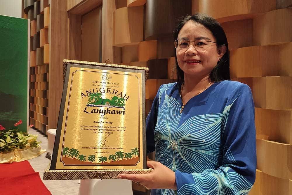 Pengetua SM St Michael terima pengiktirafan tertinggi Anugerah Langkawi ...