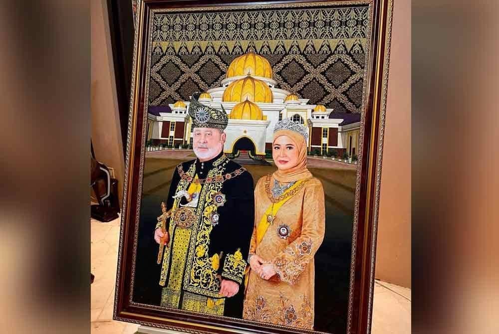 Pemuda hasilkan potret Agong, Raja Permaisuri atas songket - Sinar Harian