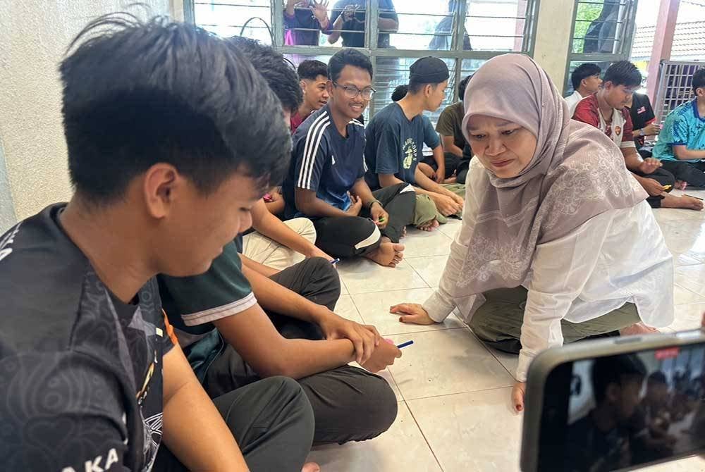 Peperiksaan SPM pada hari pertama berjalan lancar - Fadhlina - Sinar Harian