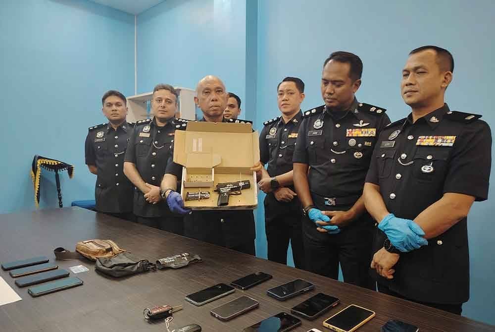 Tunjuk kad lesen senjata api menyamar polis lakukan samun - Sinar Harian