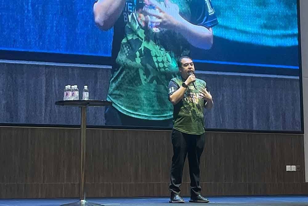 'Saya sedih sebab bapa saya belum dibenarkan pulang’ - Nazif Najib ...