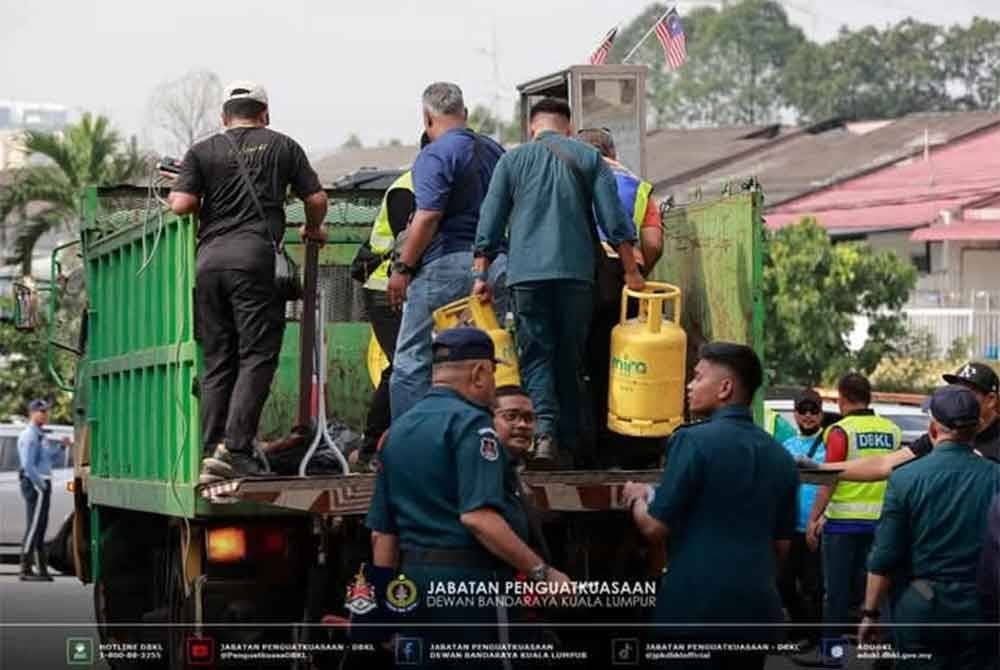 DBKL roboh 11 struktur haram atas rizab jalan - Sinar Harian