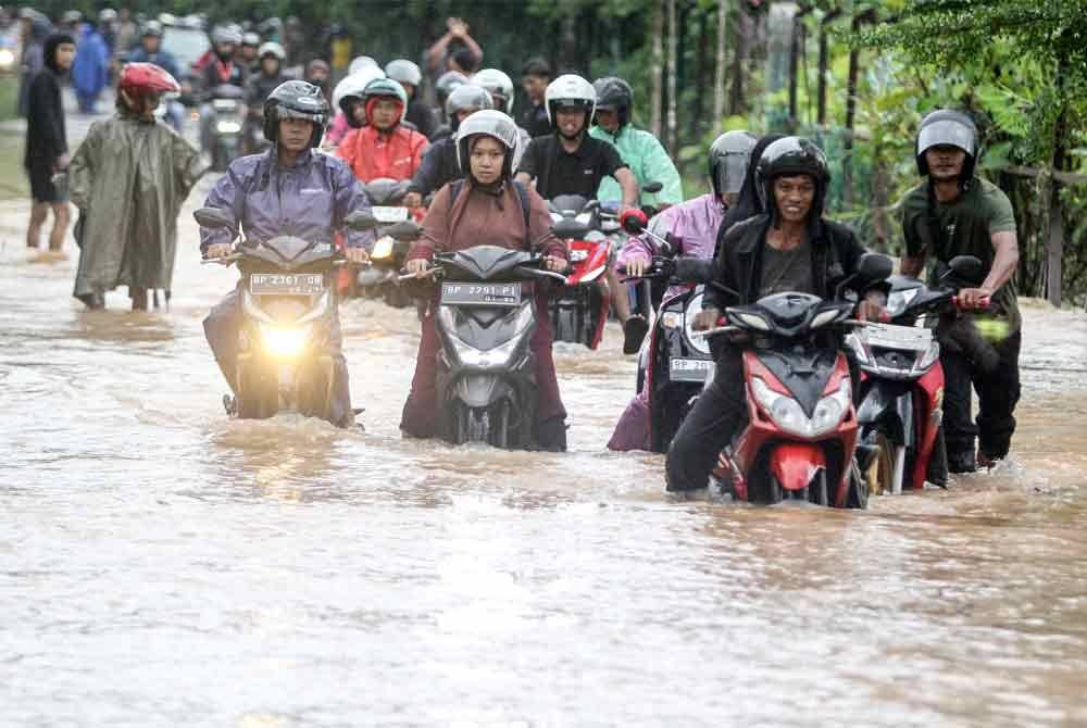 Banjir, angin kencang sebabkan kemusnahan di beberapa daerah Indonesia ...