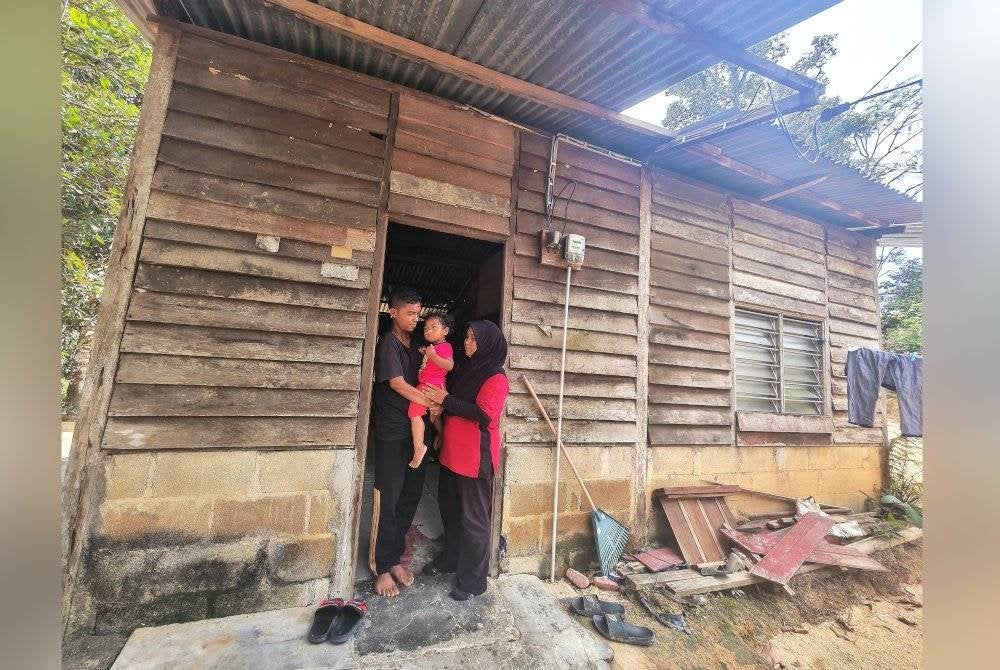 Rumah tanpa tandas, dinding reput dan bumbung bocor jadi 'mahligai ...
