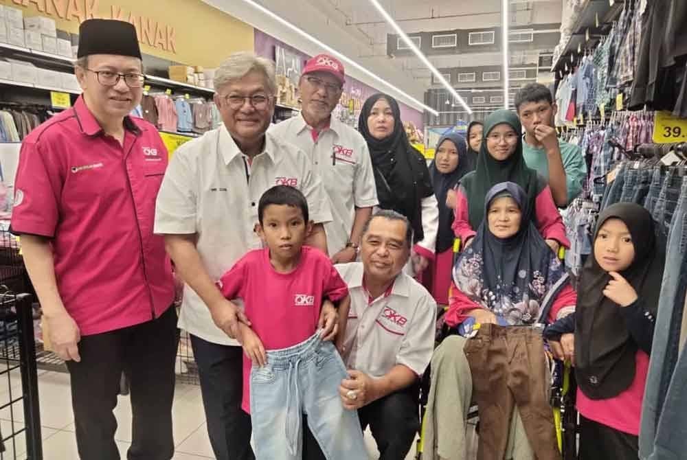 Ibu berkerusi roda gigih bawa empat anak OKU beli baju raya - Sinar Harian