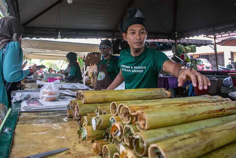 Niat hargai pelanggan dan sedekah, peniaga jual lemang RM10 sebatang ...