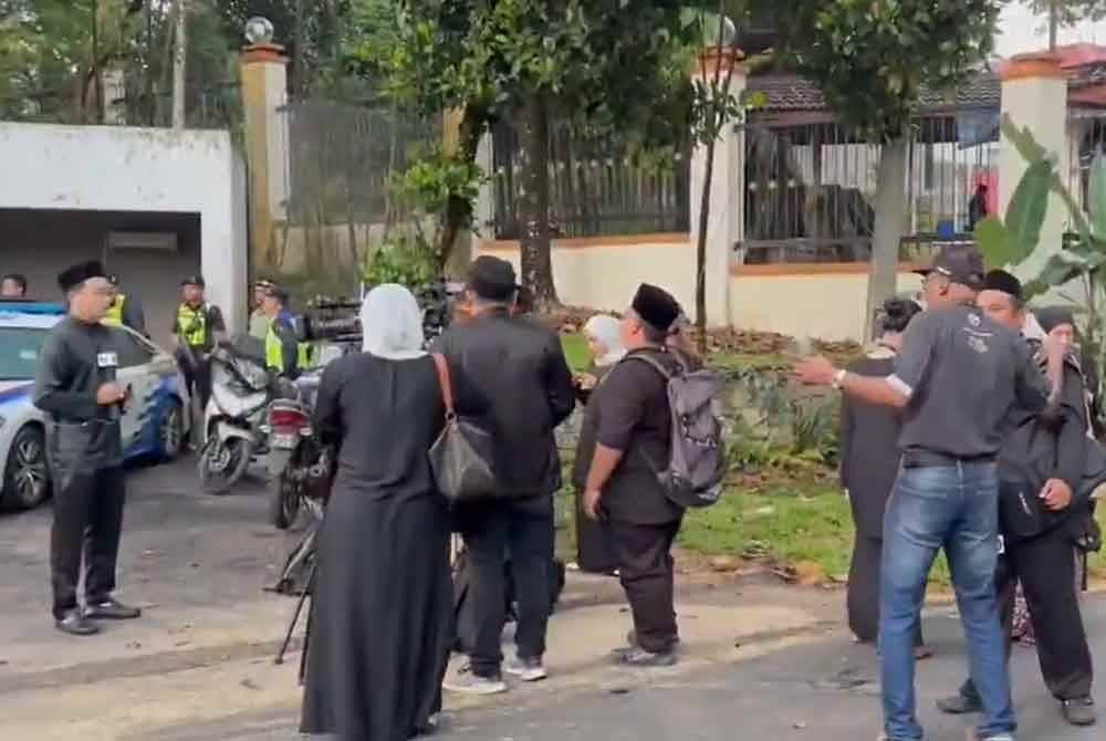 Media berkumpul awal di kediaman Tun Abdullah - Sinar Harian