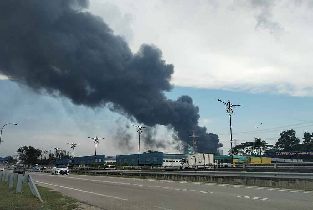 Stor simpanan minyak enjin lori terbakar, kepulan asap setinggi 100 ...