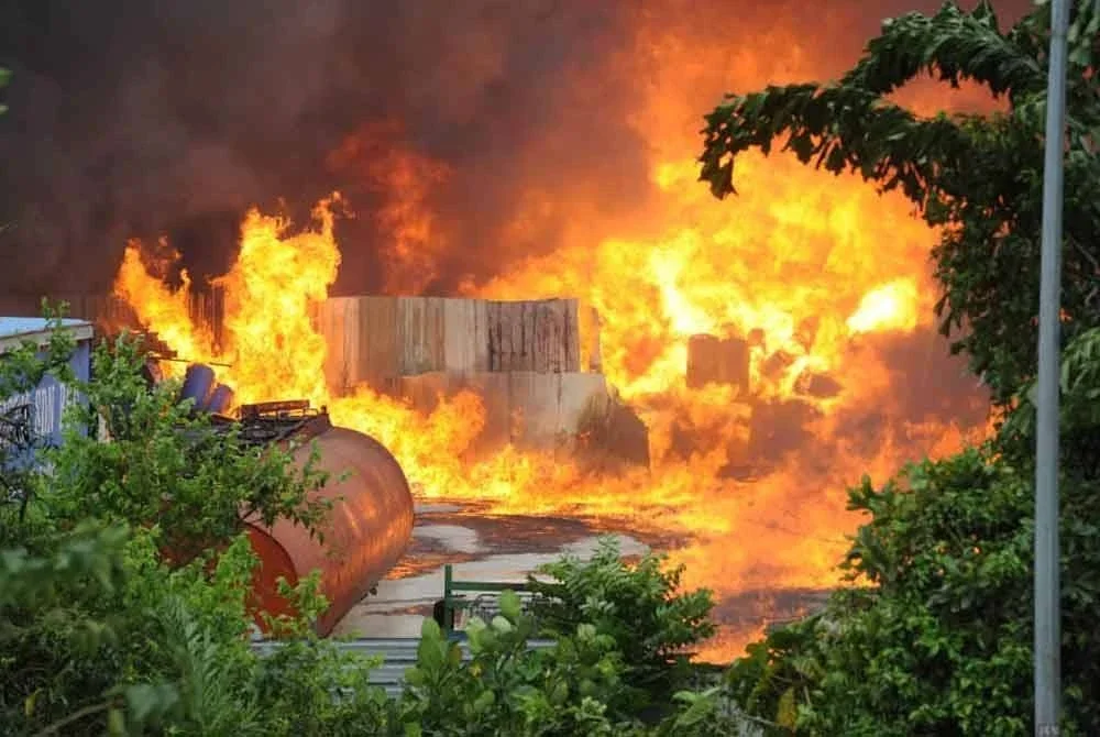 Stor simpanan minyak enjin terbakar: Kebimbangan penduduk jadi ...