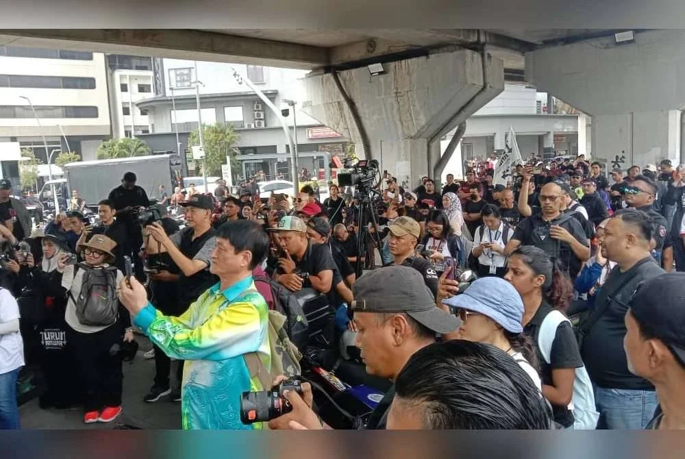 Himpunan Turun Anwar terkawal, peserta mula berarak ke Dataran Merdeka ...