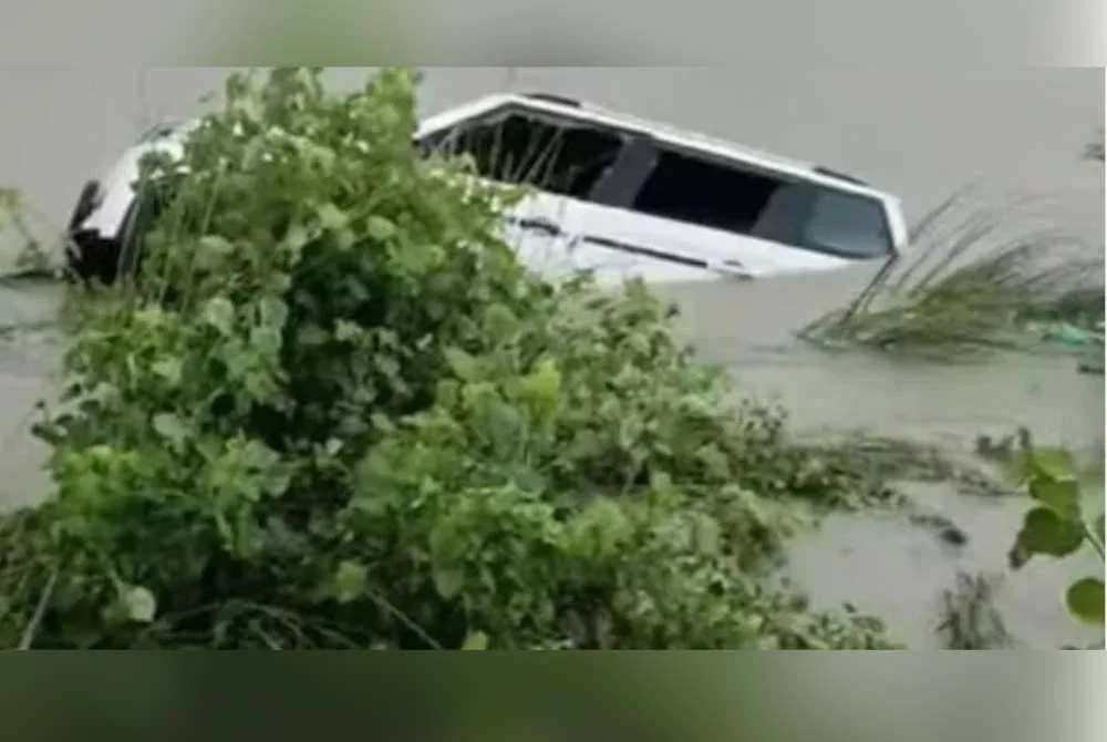11 maut kenderaan terjunam dalam terusan - Sinar Harian