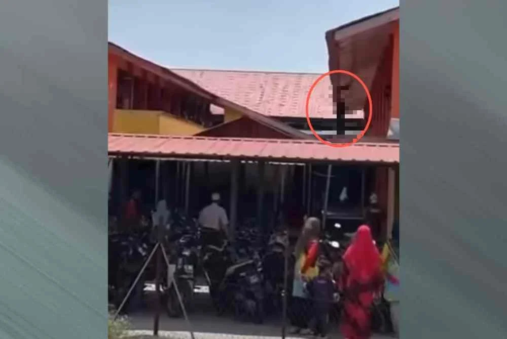 Pelajar perempuan histeria, berdiri di koridor tingkat 1 sekolah ...